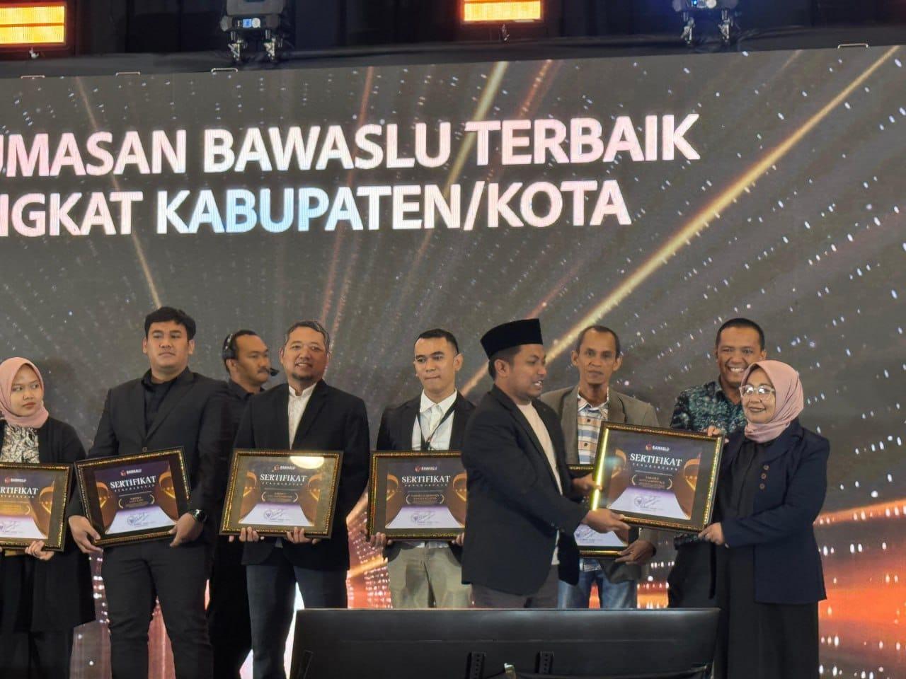 Bawaslu Kota Gorontalo Raih Penghargaan Kehumasan Terbaik Tingkat Nasional - otanaha.id