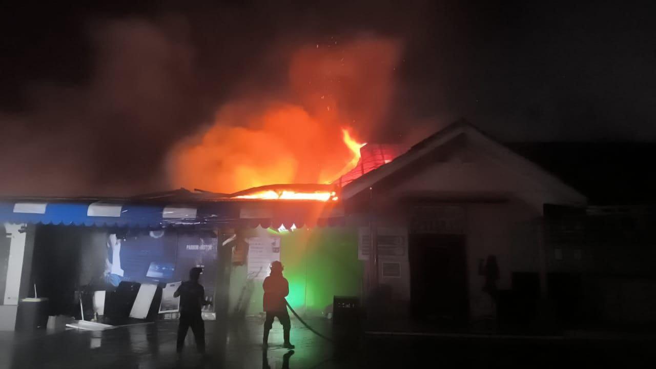 Kebakaran Hebat di Jalan Prof. Dr. Aloe Saboe, Rumah Sehat Tiara Hangus Dilalap Api - otanaha.id