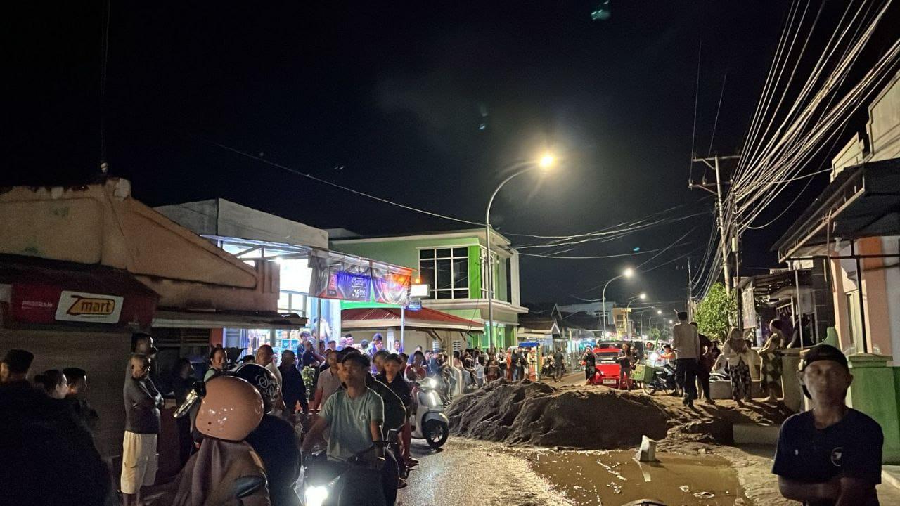 Warga Tenda Blokir Jalan dengan Material Longsor, Kesal Tak Kunjung Ditangani - otanaha.id